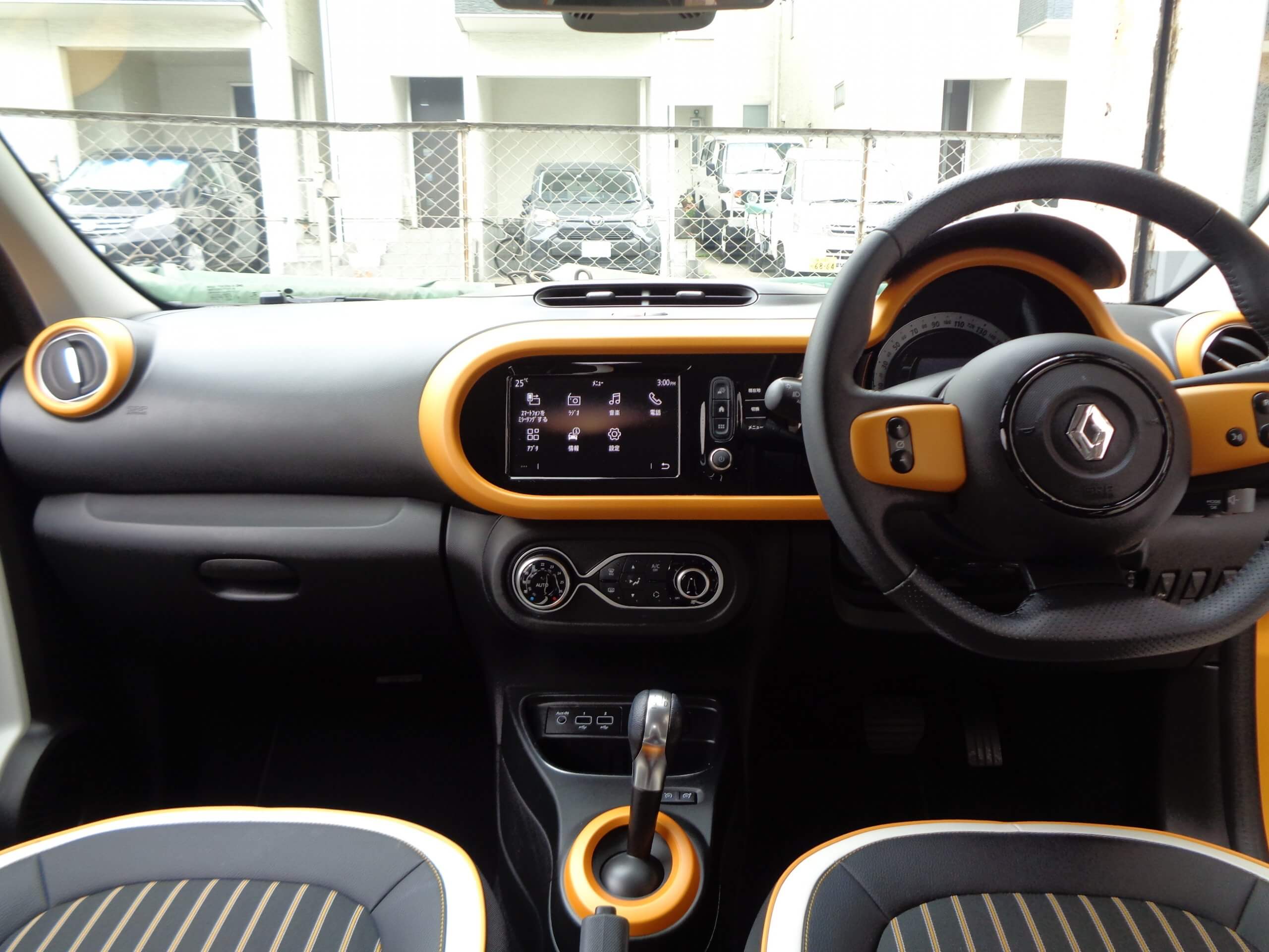 Renault Japon｜ルノー横浜港南｜TW後席から2